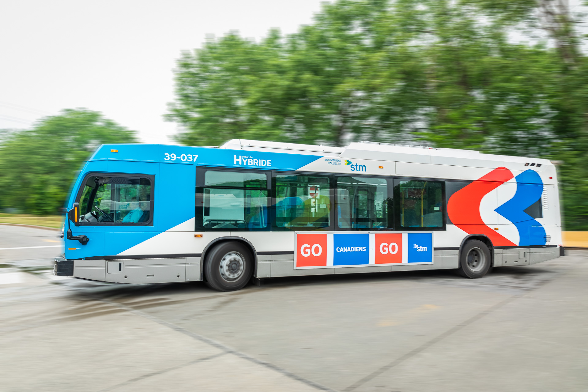 The STM deploys a bus in Montréal Canadiens colours | Société de ...